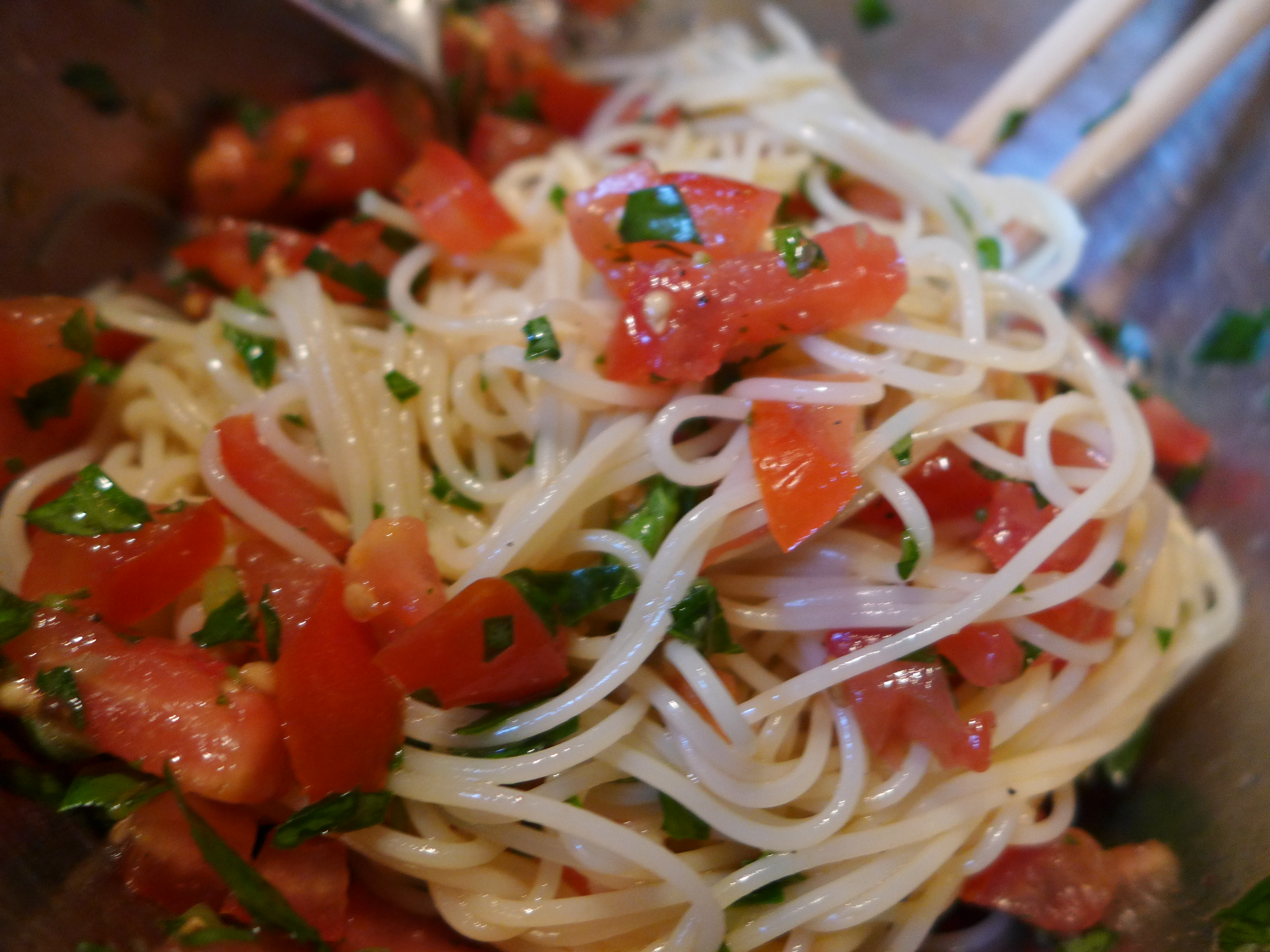 Cold Pasta with Fresh Tomato Basil Sauce | cooklikejapanese