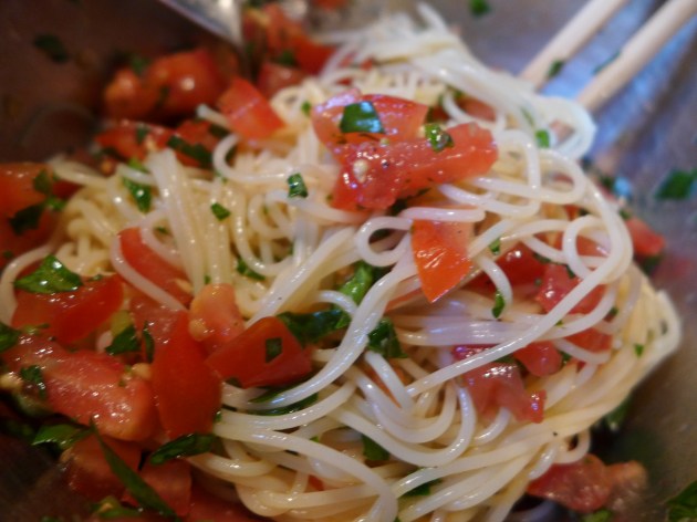 Cold Pasta with Fresh Tomato Basil Sauce | cooklikejapanese