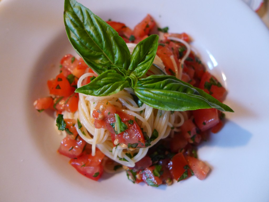 Cold Pasta with Fresh Tomato Basil Sauce | cooklikejapanese