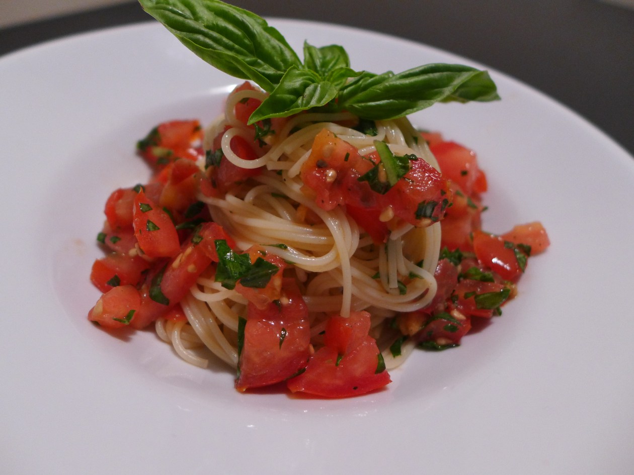 Cold Pasta with Fresh Tomato Basil Sauce | cooklikejapanese